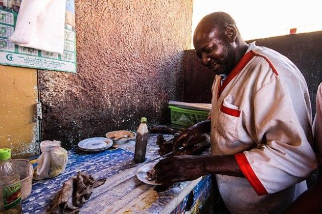 Aux effluves de la maynama, une cuisson de viande qui vient du Niger